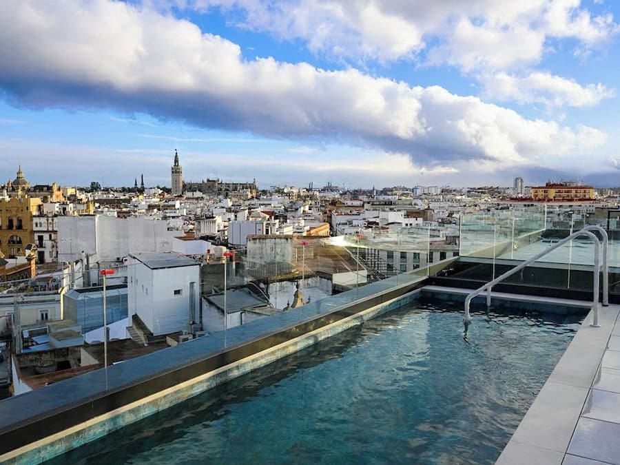 Piscina no piso superior