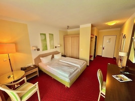 Quarto casal, sacada, vista para a cidade | Frigobar, cofres nos quartos, escrivaninha, Wi-Fi de cortesia