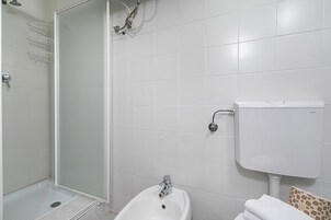 Apartamento Standard, vários quartos (La Piazzetta) | Casa de banho | Um polibã, um secador de cabelo, um bidé, toalhas fornecidas 