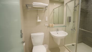 Quarto quádruplo standard, para não fumantes, não aceita animais de estimação | Banheiro | Secador de cabelo, toalhas de banho, shampoo, papel higiênico