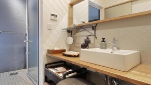 Quarto Premium, vista para o rio | Casa de banho | Uma banheira, artigos de higiene pessoal grátis, um secador de cabelo 