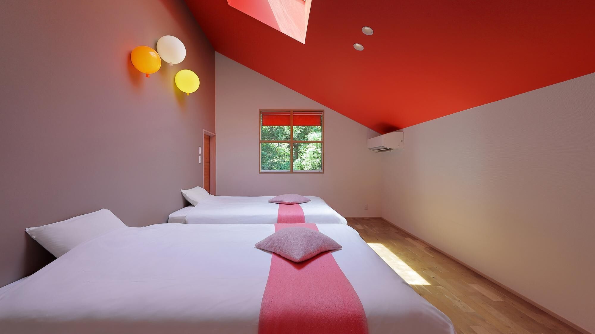 Casa de Campo Premium, vista para o rio | Cofre no quarto, com decoração personalizada 