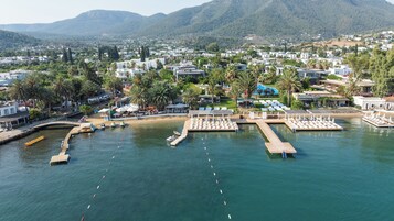 Uma praia privada, espreguiçadeiras, guarda-sóis de praia 