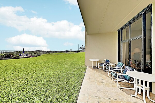 Gulf-view 2br W/ Patio & Resort Amenities - South Padre Island