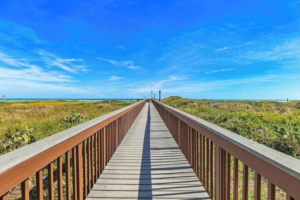 Gulf-view 2br Resort Condo W/ Pool & Sauna - South Padre Island