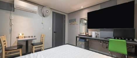 Quarto Deluxe | Cortinas/cortinados opacos, Wi-fi grátis, roupa de cama fornecida