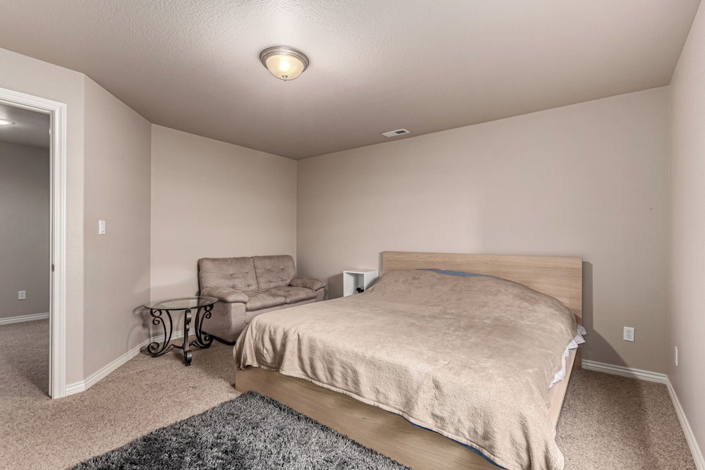 Basement In Lazy Creek - Colorado Springs, CO