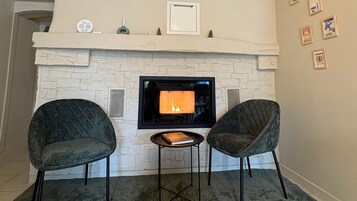 Quarto Duplo Comfort, vista para o jardim | Sala de estar | Televisor