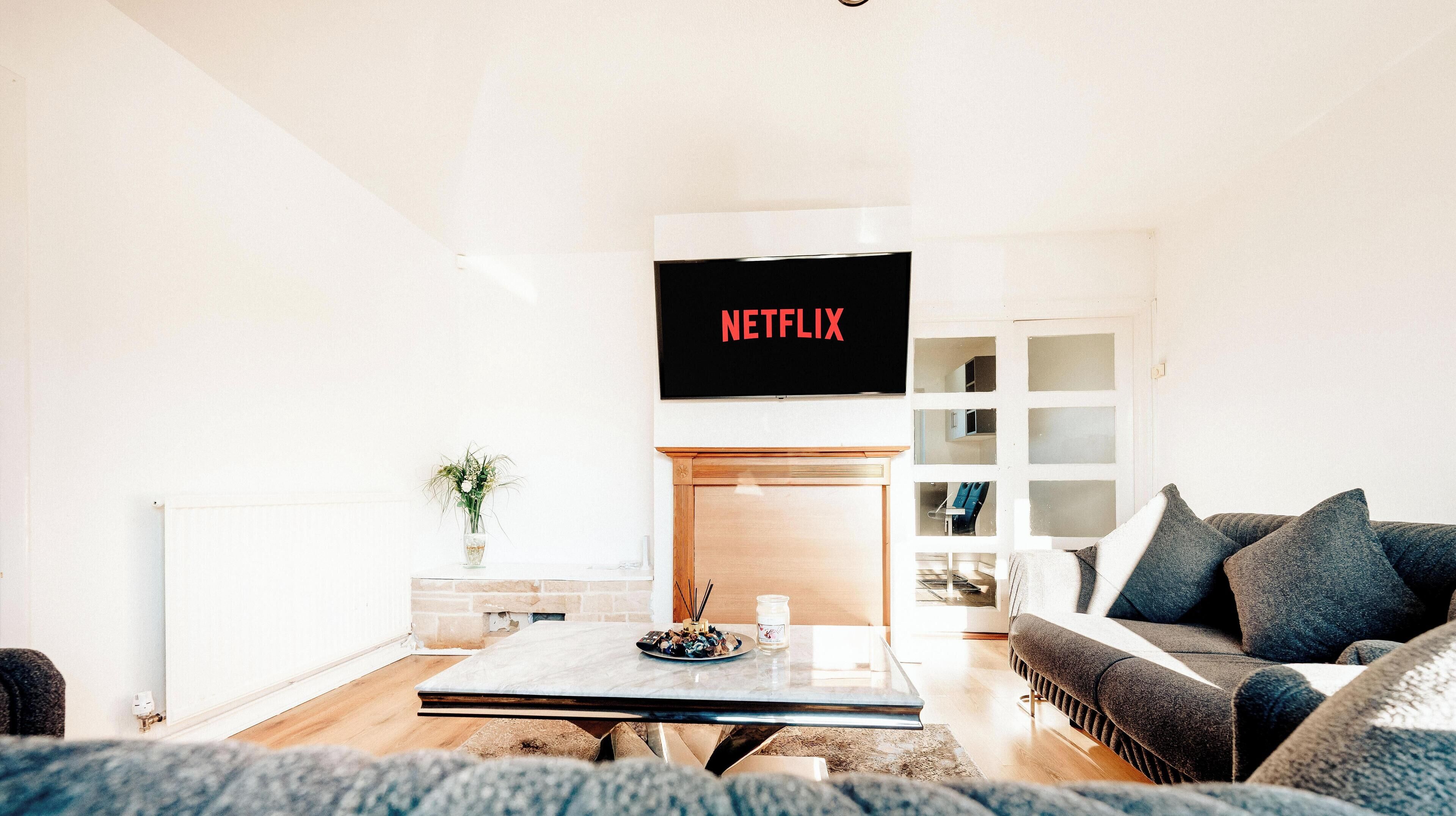 6 Minutes From Heathrow | Sleeps 15 | Parking For 2 - Hounslow