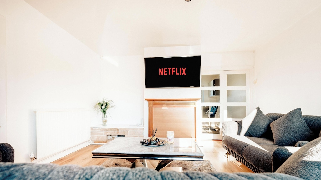 6 Minutes From Heathrow | Sleeps 15 | Parking For 2 - Hounslow