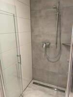 Chuveiro, secador de cabelo, toalhas de banho, sabonete