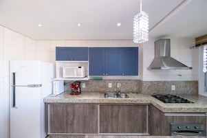 Apartamento Comfort | Cozinha privada | Um frigorífico, um micro-ondas, utensílios de cozinha