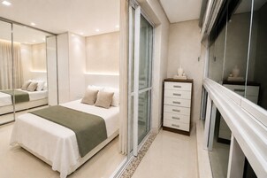 Apartamento Clássico | Com mobília individualizada, secretária 