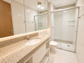 Apartamento clássico | Banheiro | Chuveiro, secador de cabelo, toalhas de banho