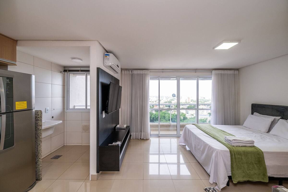 Apartamento básico | Escrivaninha, espaço de trabalho para notebook, cortinas blackout