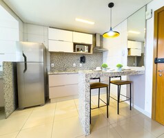 Apartamento Executivo | Cozinha privada | Um frigorífico, um micro-ondas, utensílios de cozinha 