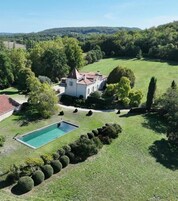 Piscina externa sazonal, guarda-sóis, espreguiçadeiras