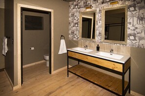 Quarto Duplo ou Twin Deluxe, varanda | Casa de banho | Um secador de cabelo (mediante pedido), toalhas fornecidas, sabão 