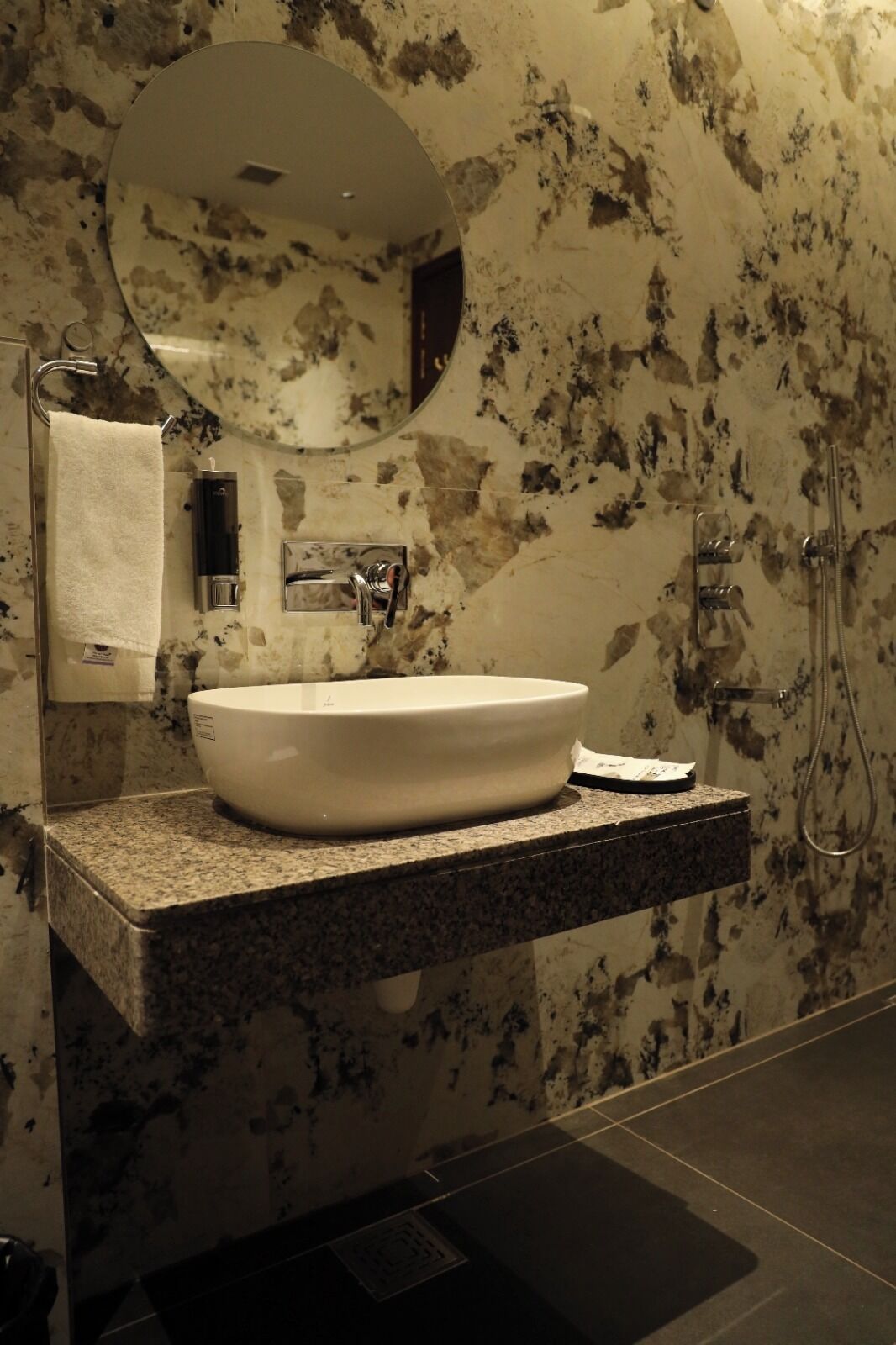 Quarto executivo | Banheiro | Chuveiro, toalhas de banho, sabonete, shampoo