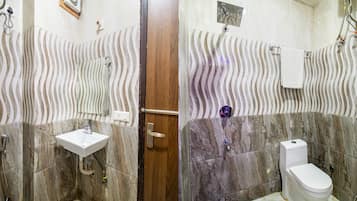 Um polibã, toalhas fornecidas, sabão, champô