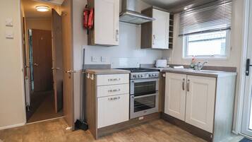 Uma máquina de lavar louça, utensílios de cozinha