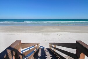 Apartamento em Condomínio Fechado, várias camas (Palm House 3A) | Praia | Na praia 