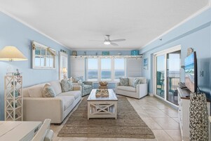 Apartamento em Condomínio Fechado, várias camas (Palm House 3A) | Sala de estar
