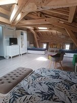 Quarto quádruplo conforto | Ferros/tábuas de passar roupa, Wi-Fi de cortesia