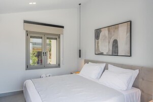 Vila luxo, sacada, vista para a piscina | Cofres nos quartos, cortinas blackout, quartos à prova de som