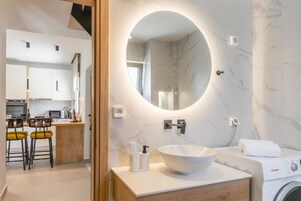 Villa Deluxe, varanda, vista para a piscina | Casa de banho | Artigos de higiene pessoal grátis, chinelos, toalhas fornecidas, sabão 