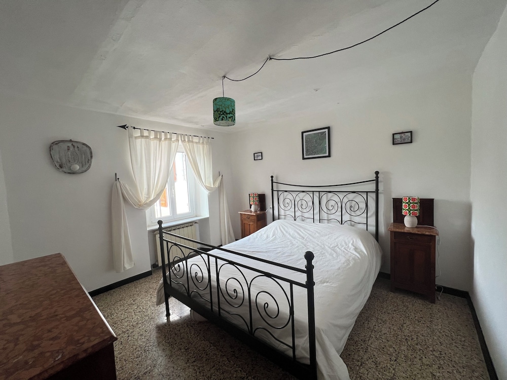 Typical Piedmont Farmhouse set amongst the vineyards with pool and roof ...