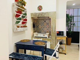 Estúdio Básico, não fumadores | Cozinha privada | Um micro-ondas, uma placa de cozinha, uma máquina de café expresso 