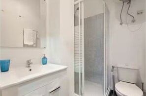 Chuveiro, secador de cabelo, toalhas de banho, shampoo