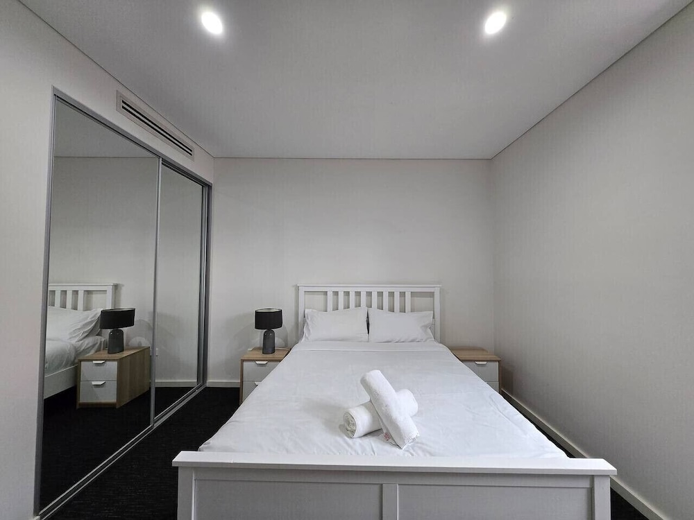 Camperdown one 01 Close to bus stop and SYD CBD Reviews, Deals & Photos ...