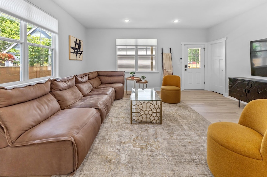 Lux House & Carriage House Furnished For Comfort - Indianapolis