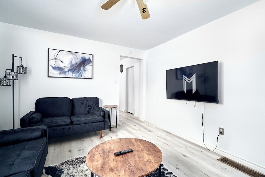 245 Elliott · Centrally Located 3bdrm Home In Citycore! - Windsor