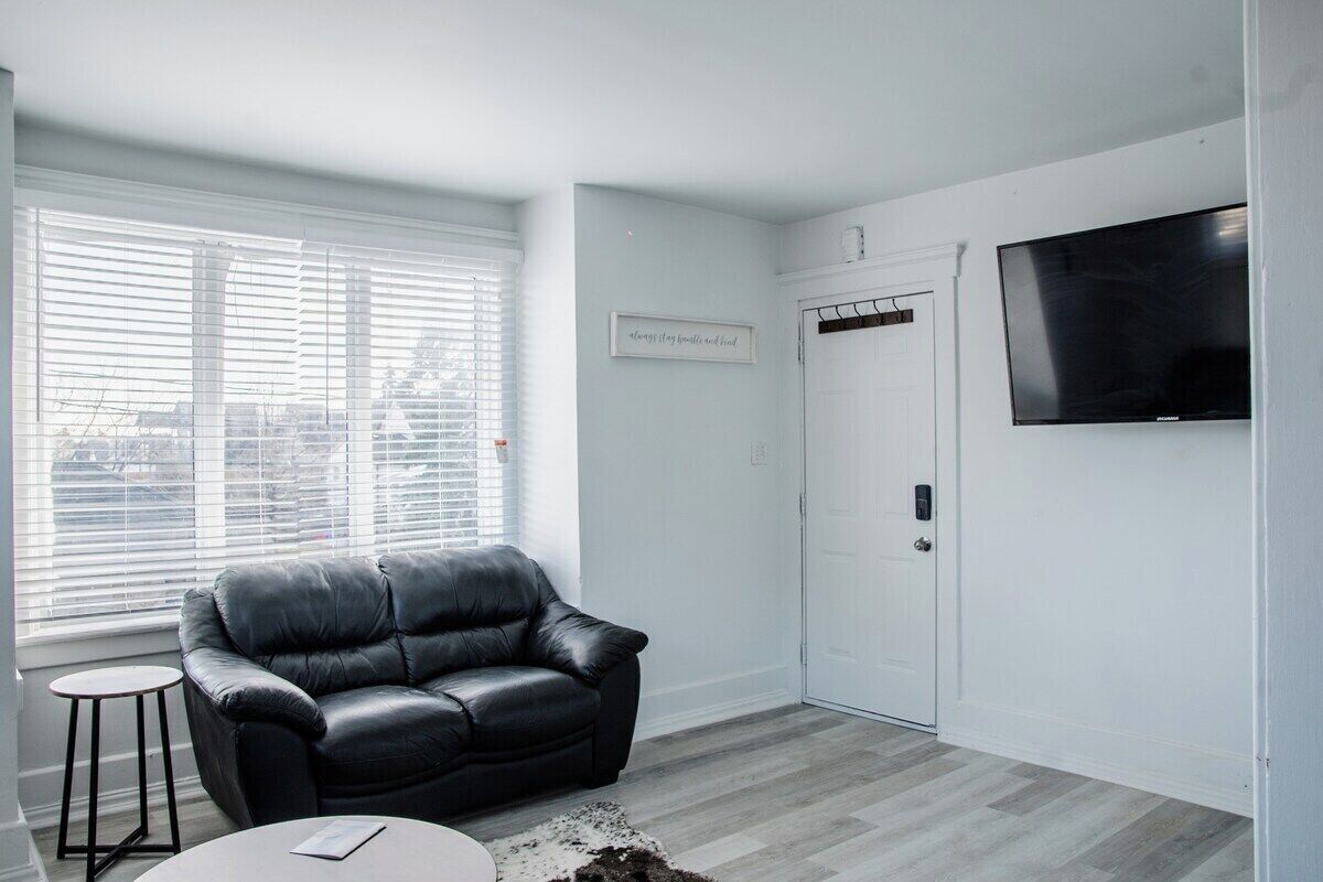 1036 Assumption · Bright 3 Bdrm Unit Perfect For Longer Stays - 윈저