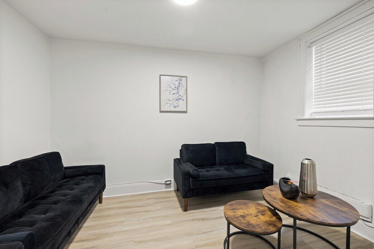 1342 - 13 Quiet One Bedroom Apartment Within Walking Distance Of The University - Windsor