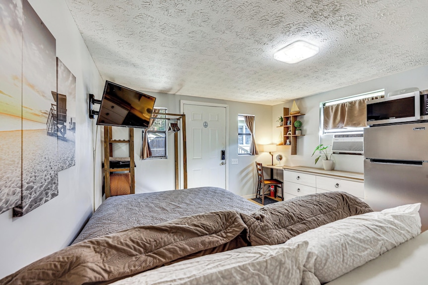 Nurse-ready Guesthouse 3 Mi To Dtwn Jacksonville! - Jacksonville, FL