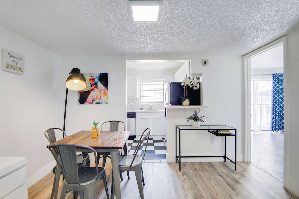 Collins 2 Bedroom With Free Parking By Deco 305 - Miami, FL