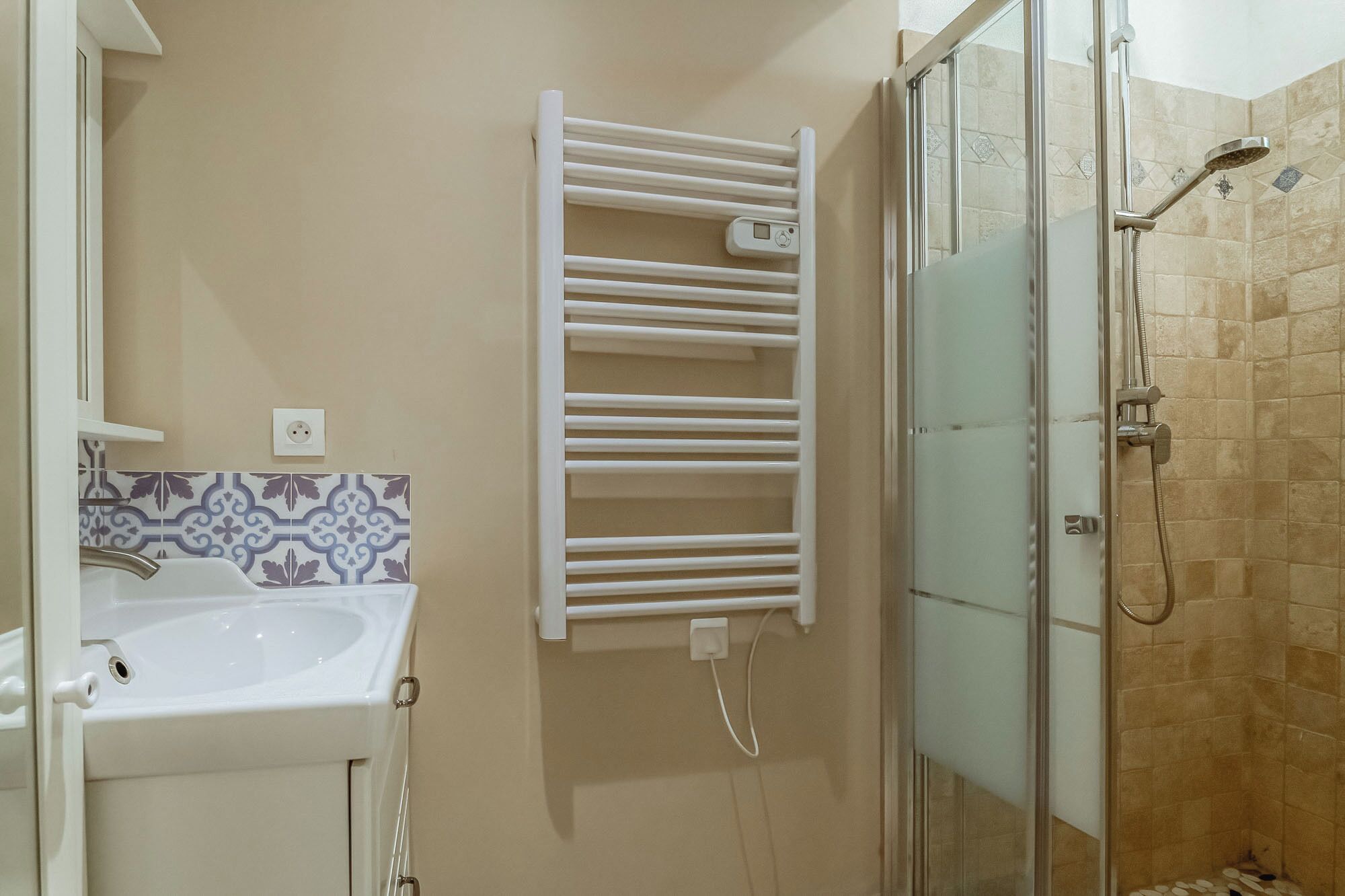 Guest Rooms With Jacuzzi And Swimming Pool - Marignane