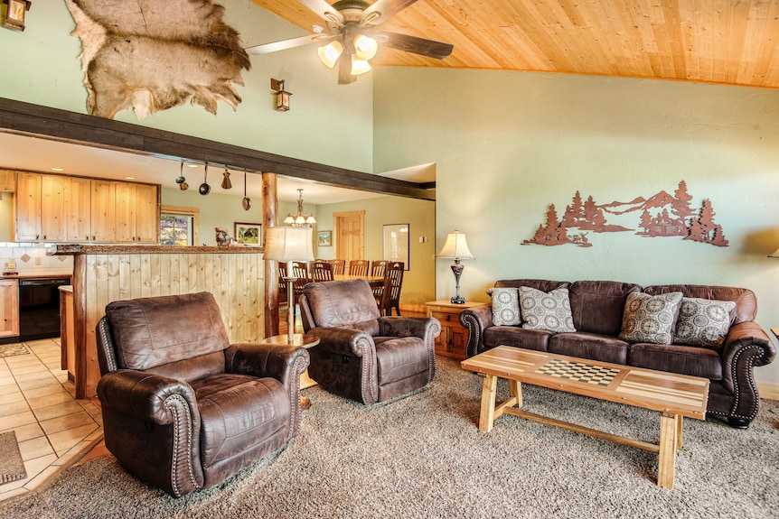 Pet Friendly! Historic Cabin With An Amazing Mountain View, Gas Fireplace, Two Decks, & Wifi - Estes Park, CO