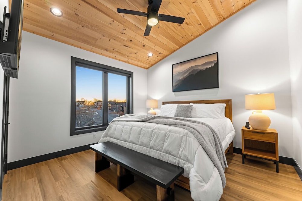 Earth Lodge: Luxe Mountain Retreat with Indoor Pool, Views and Fire Pit ...