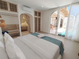 Villa Deluxe, 2 quartos, piscina privativa, vista para a piscina | Cofre no quarto, secretária