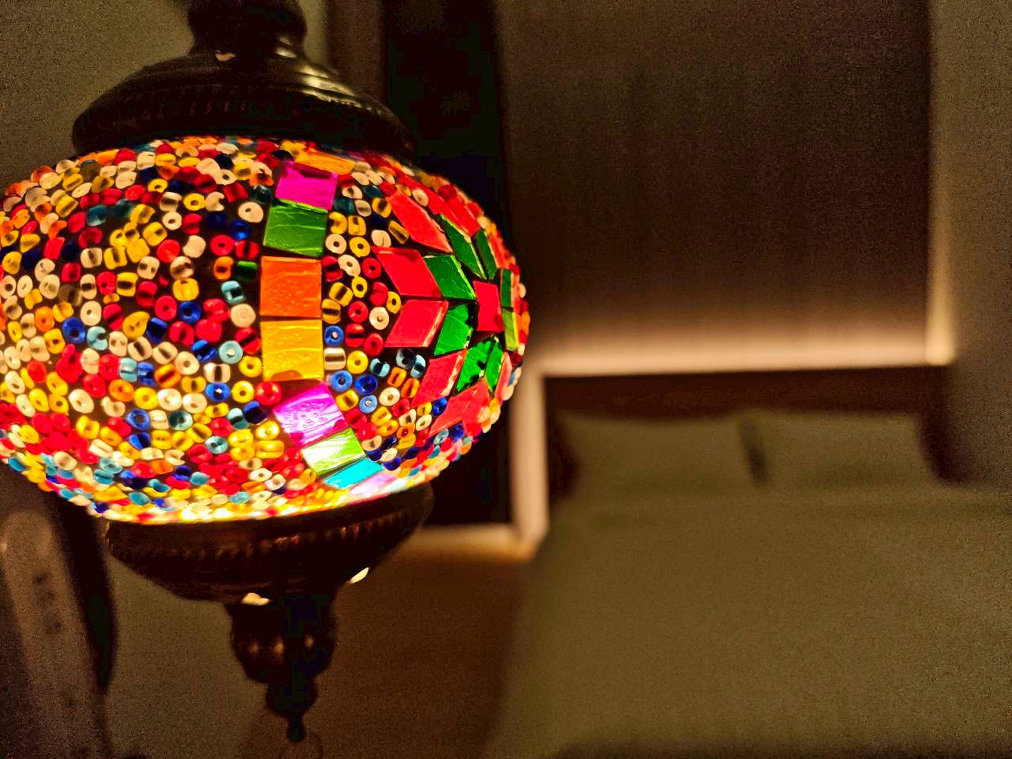 Uma lâmpada com um padrão de mosaico colorido.
