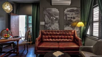 Apartamento superior, varanda, vista para a cidade | Área de estar | Smart TV 50 polegadas com canais digitais