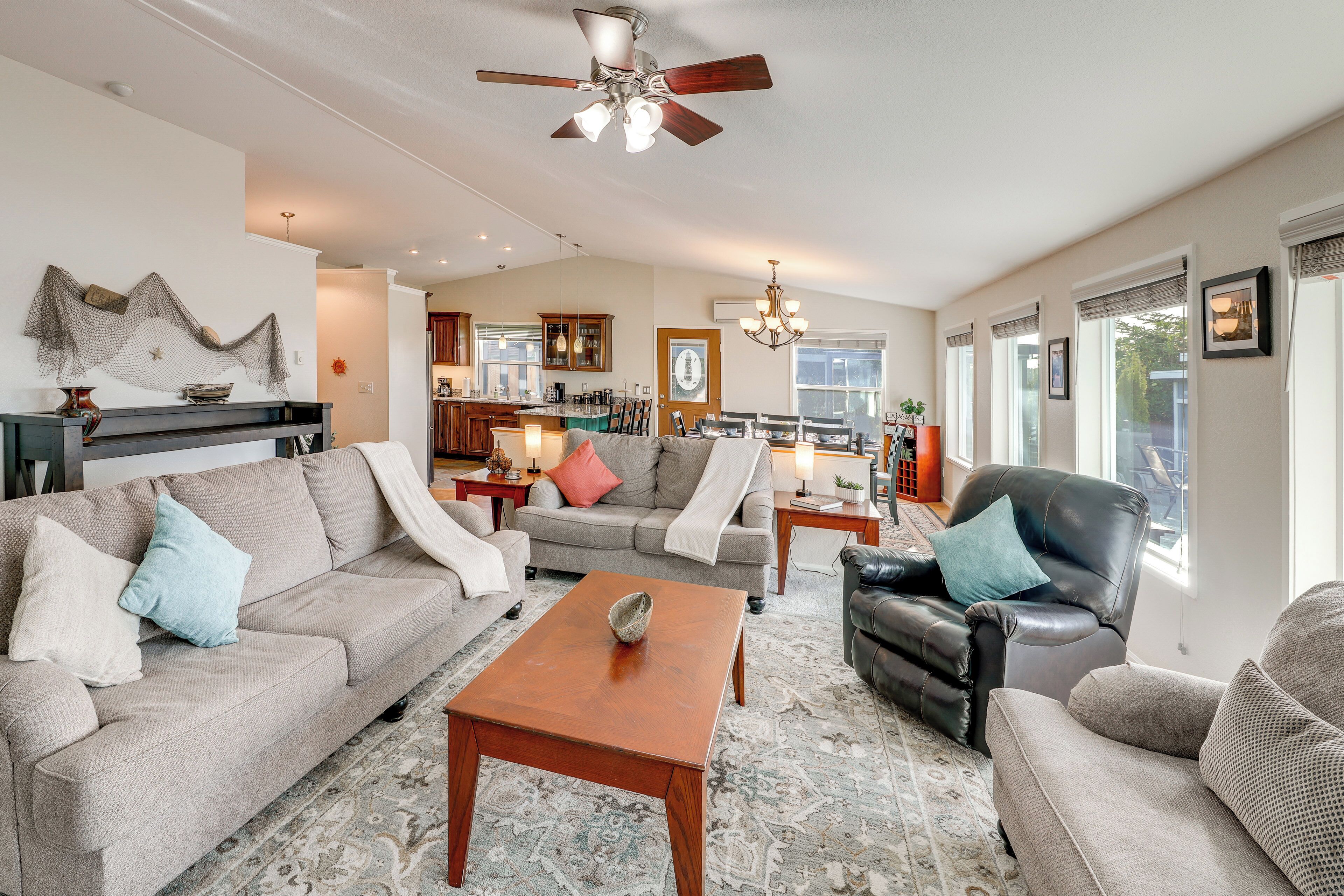 Private Beach, Deck & Grill! Siuslaw River Getaway - Florence, OR