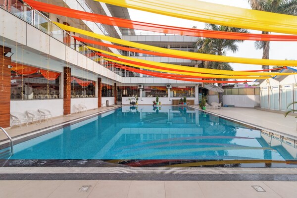 Treebo Arya Palace With Swimming Pool - Dehradun