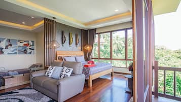 Quarto Familiar, banheira, vista para o mar | Secretária, secretária adequada para computadores portáteis