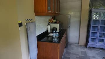 Quarto Duplo Deluxe, vista para o jardim | Cozinha privada | Minifrigorífico